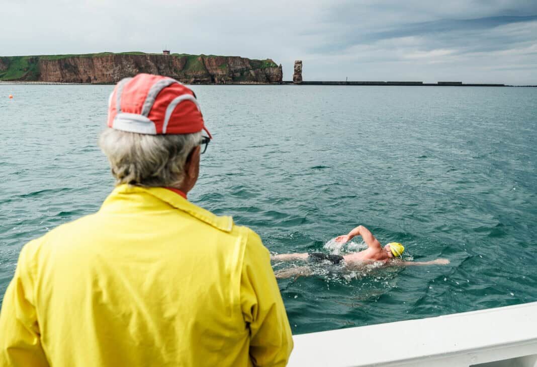 11 Kilometer in der kalten Nordsee | Extremschwimmer André Wiersig ...