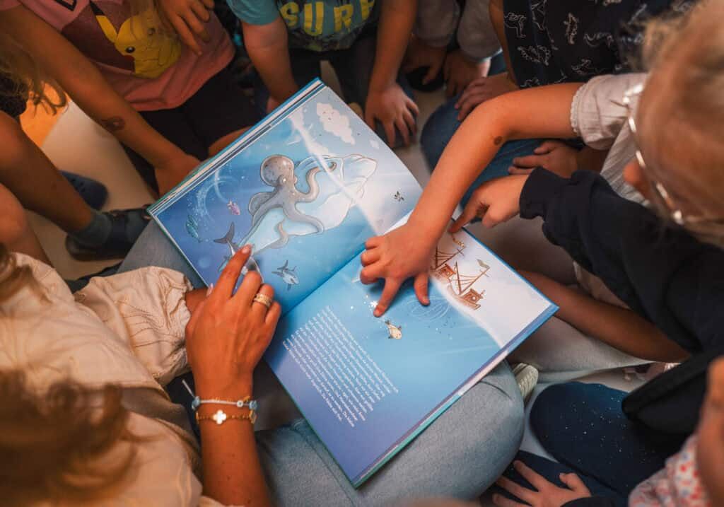 Extremsportlerin Nathalie Pohl ermutigt Kinder mit neuem Schwimmbuch - SWIM.DE